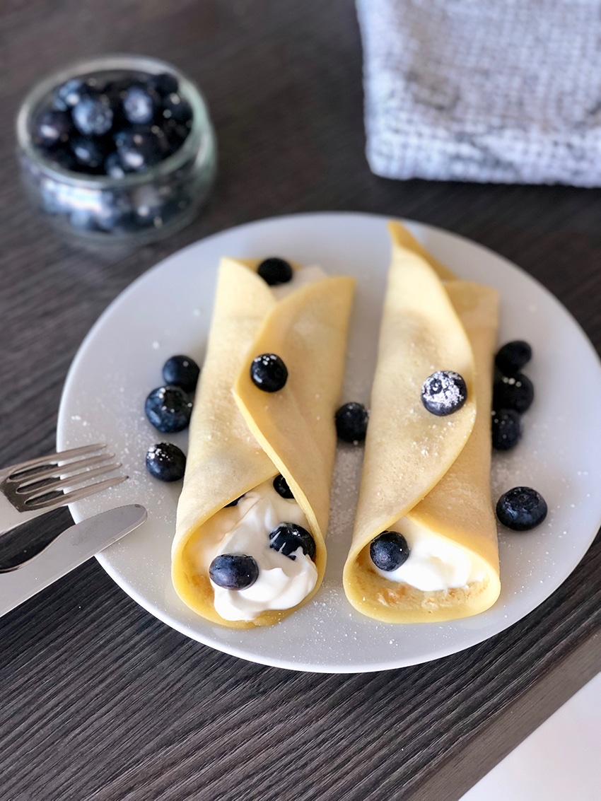 Crêpes légères au yaourt 0% et myrtilles - The Mona Project