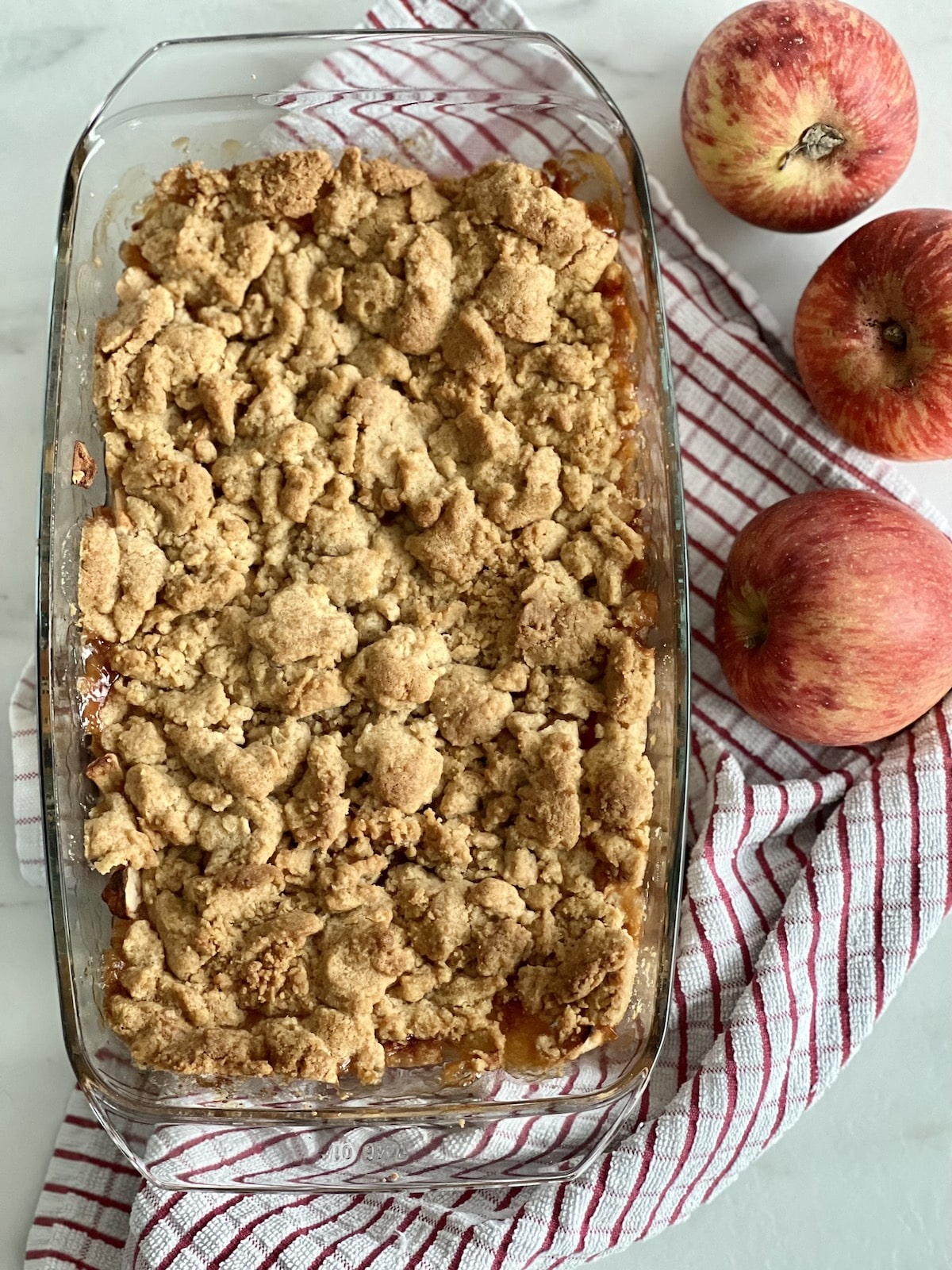 Le meilleur crumble aux pommes avec beaucoup de crumble! - The Mona Project