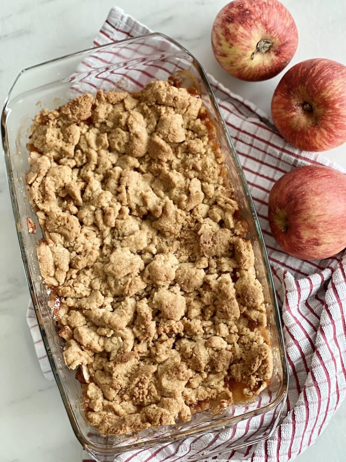 Le meilleur crumble aux pommes avec beaucoup de crumble! - The Mona Project