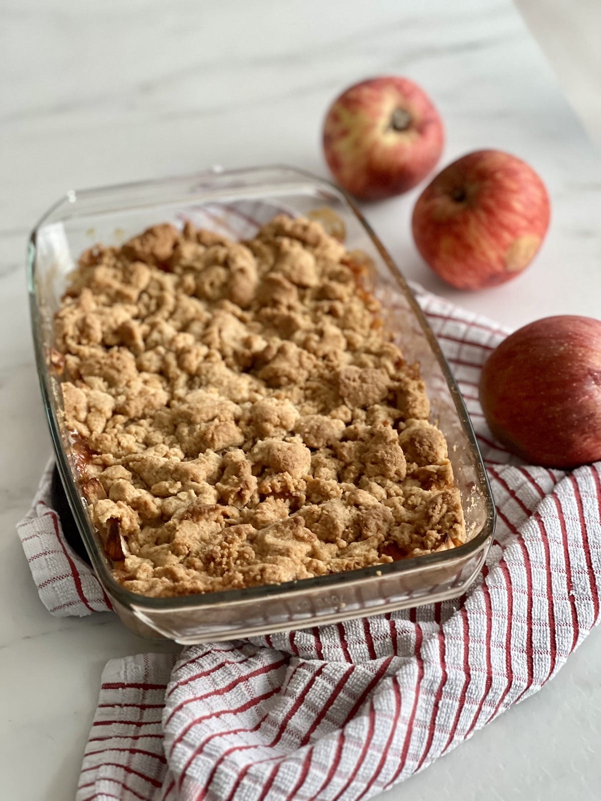 Le meilleur crumble aux pommes avec beaucoup de crumble! - The Mona Project