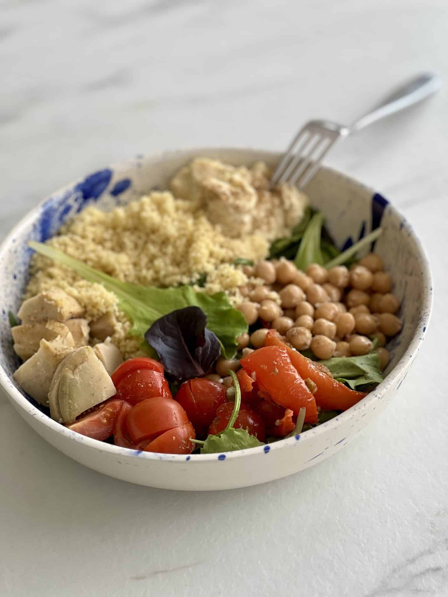 Se régaler avec ce lunch bowl méditerranéen facile et sain - The Mona ...