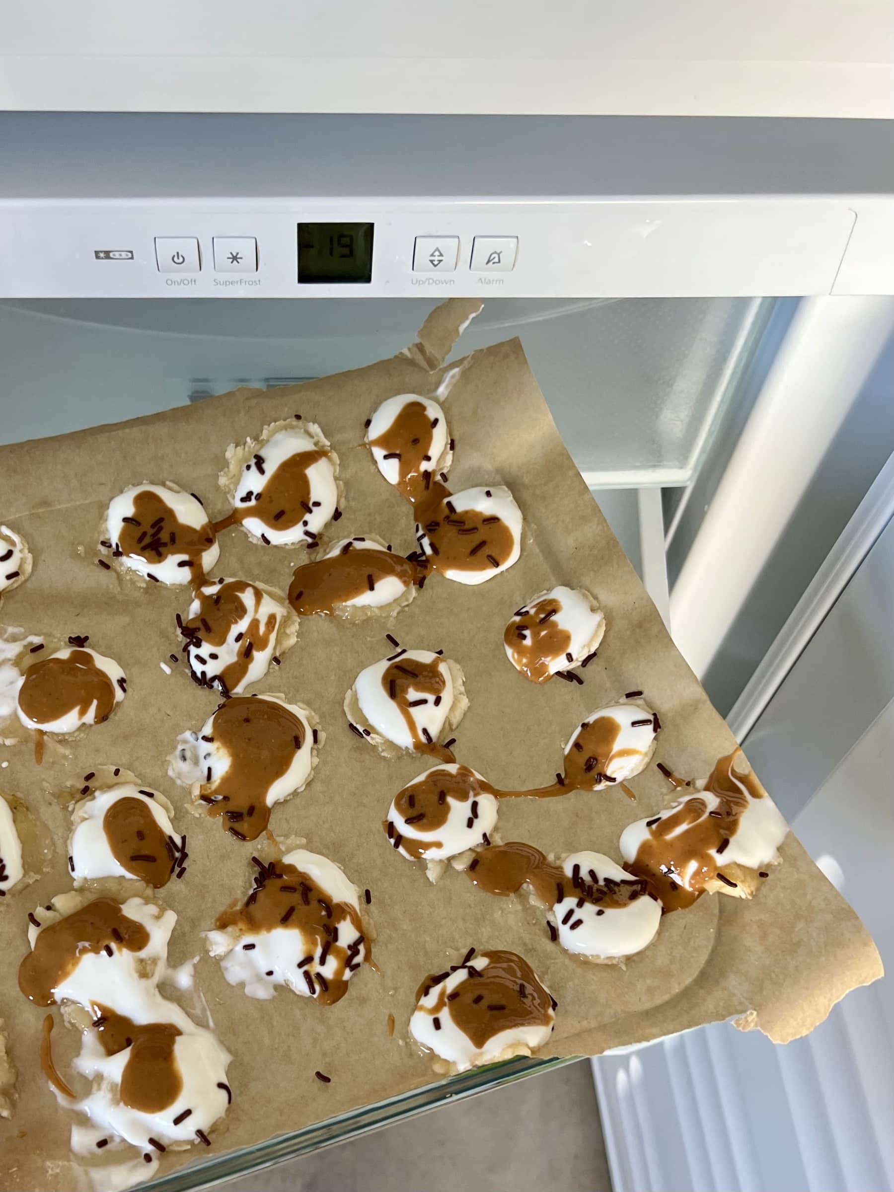 Juste un snack sain et rapide: bananes, yaourt et beurre de cacahuète ...